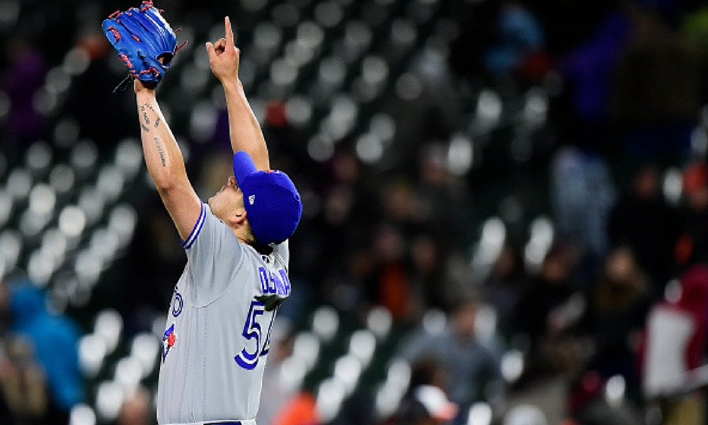 El pitcher mexicano Roberto Osuna hizo historia en MLB